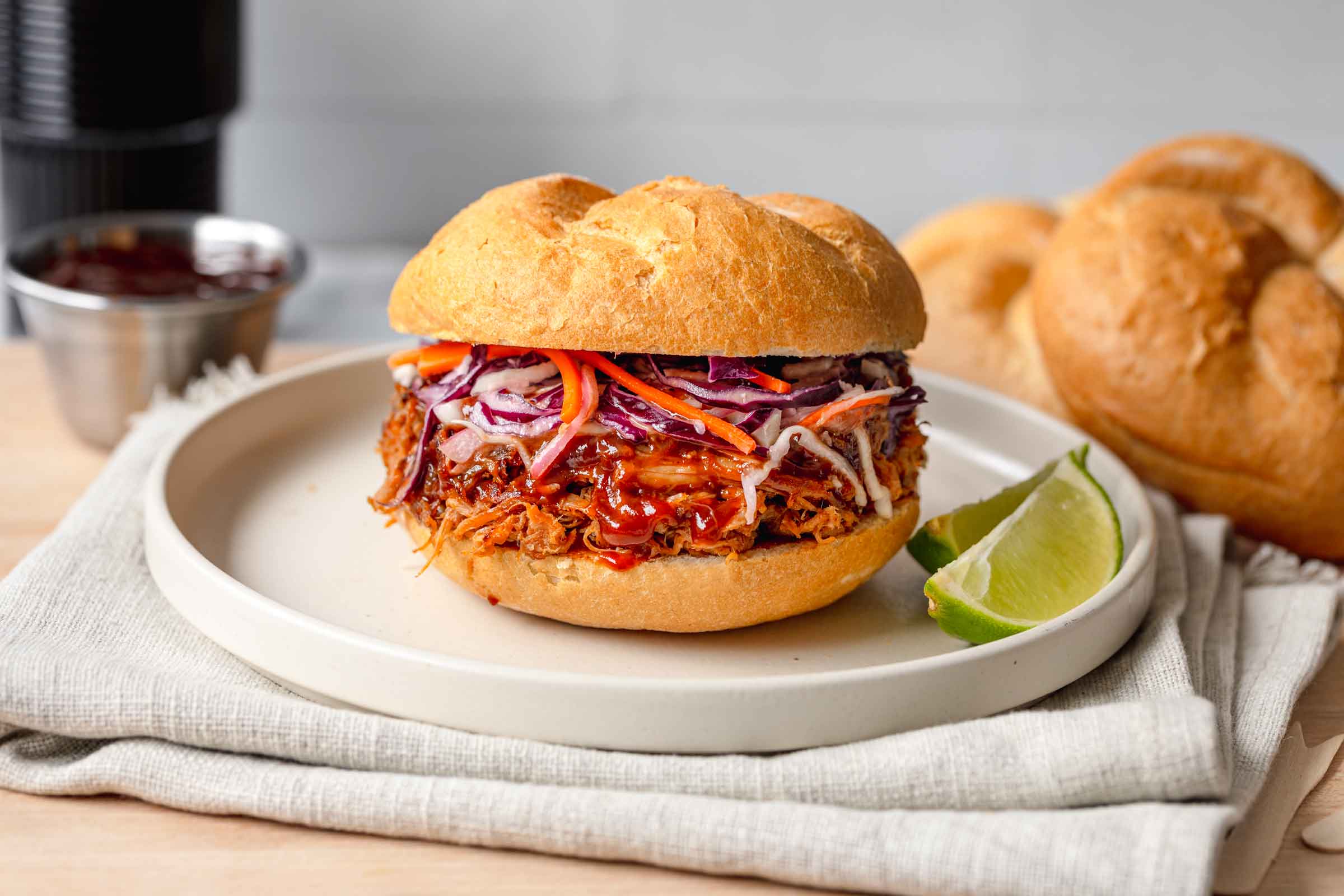 Burger z natrgano svinjino | Jernej Kitchen