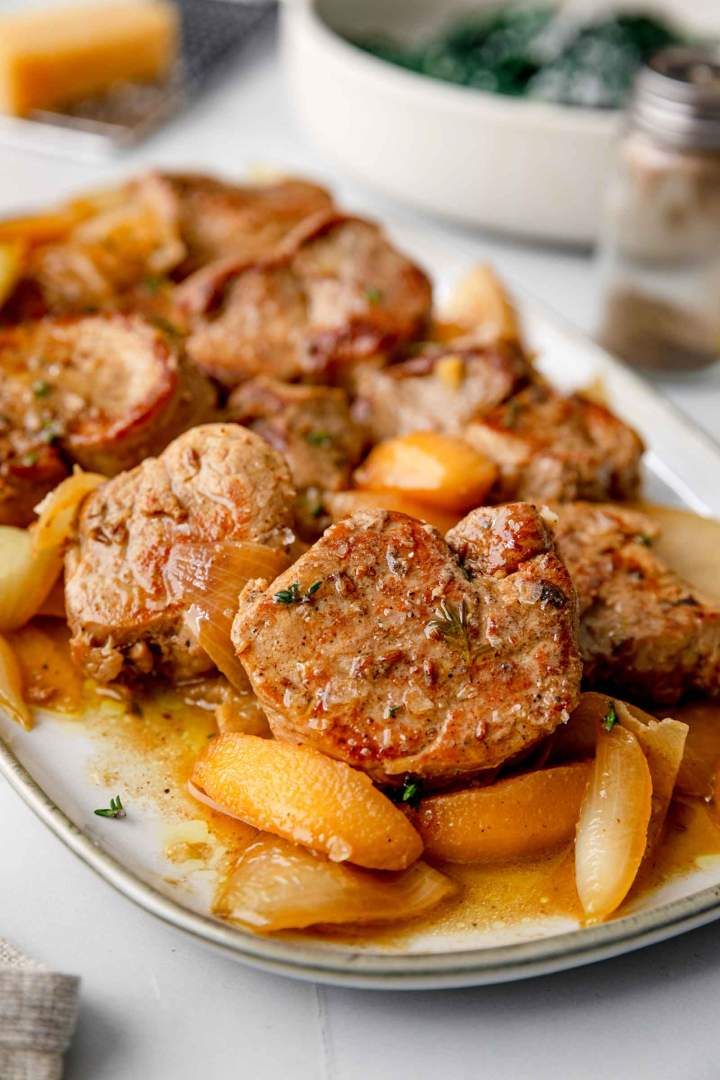 Svinjski medaljoni z jabolki in čebulo | Jernej Kitchen